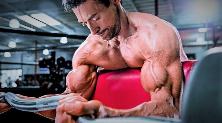 Curl de bíceps en banco scott - Musculación Total