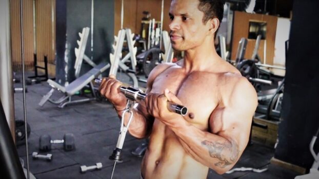 Curl de bícpes con polea alta - Musculación Total