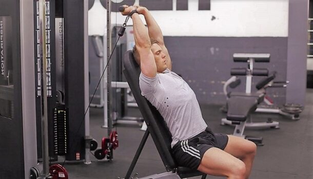 Curl de bícpes con polea alta - Musculación Total